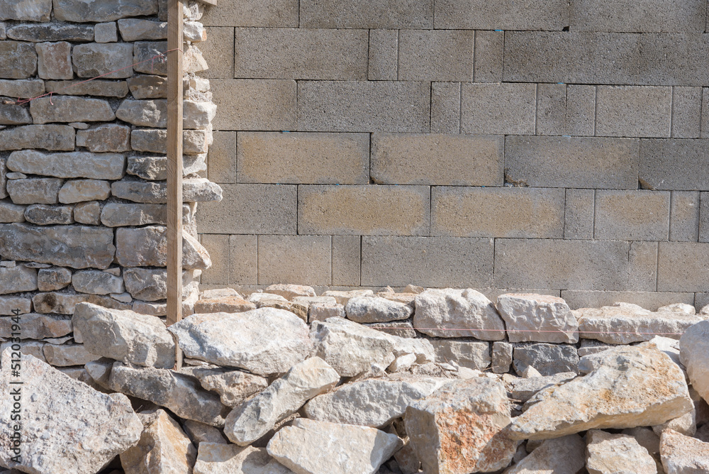 Stockfoto La construction d'un mur en pierres. La méthode pour ... Stockfoto La construction d'un mur en pierres. La méthode pour ...