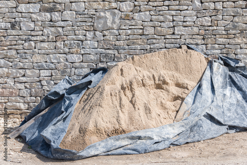 un tas de sable pour la construction d'un mur. du sable sur un chantier ...
