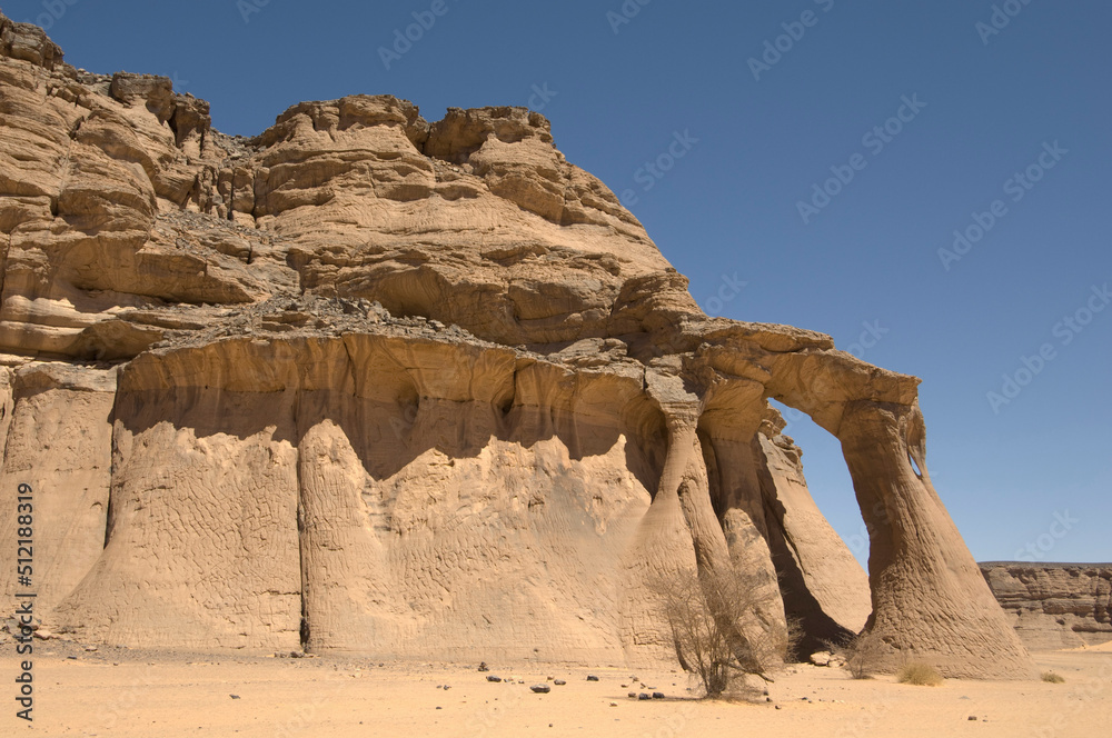 Natural arch formed in a desert, Fezzi Jaren Arch, Wadi Teshuinat ...