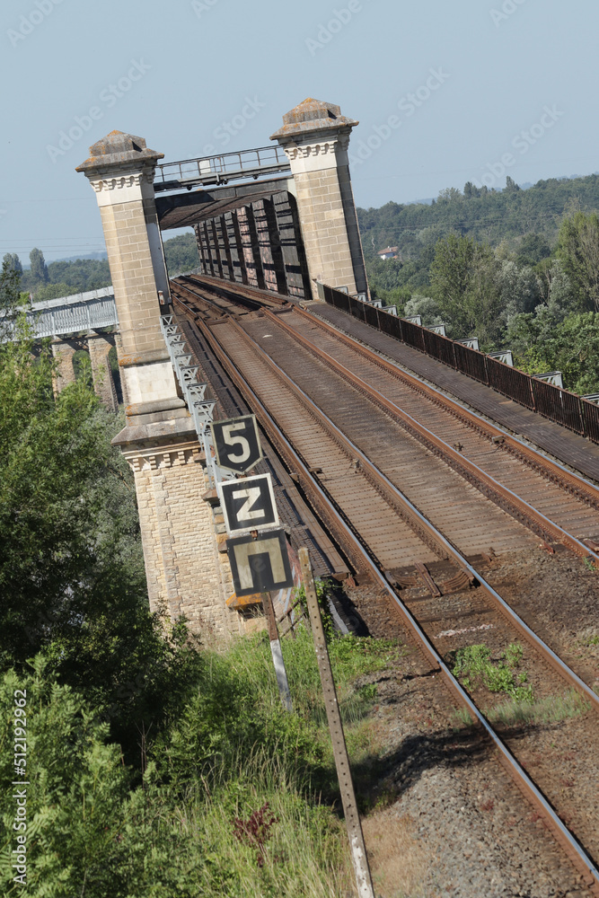 Pont de chemin de fer entre Saint Vincent de Paul et Cubzac les ponts ...