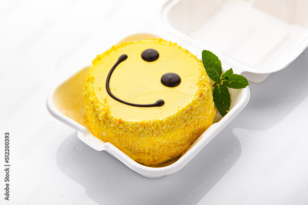 Bento cake with smiley face pattern and hearts in plastic box-packaging ...