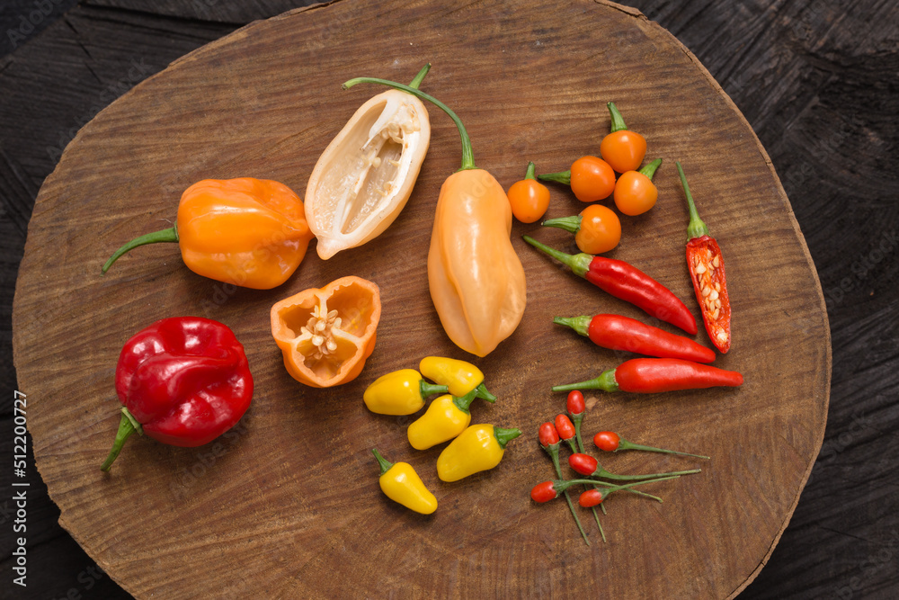 variedades de pimentas brasileiras e internacionais sobre fundo de ...