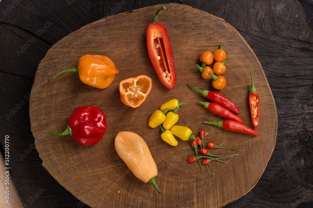 variedades de pimentas brasileiras e internacionais sobre fundo de ...