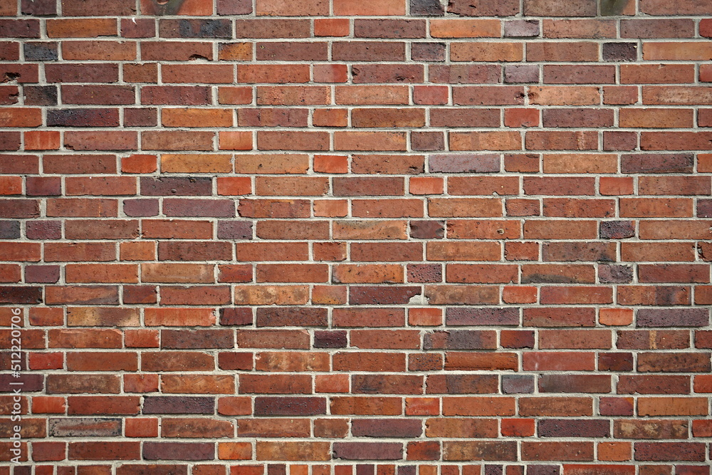 Altes Mauerwerk aus rotbraunem Backstein oder Klinkerfassade im Sommer ...
