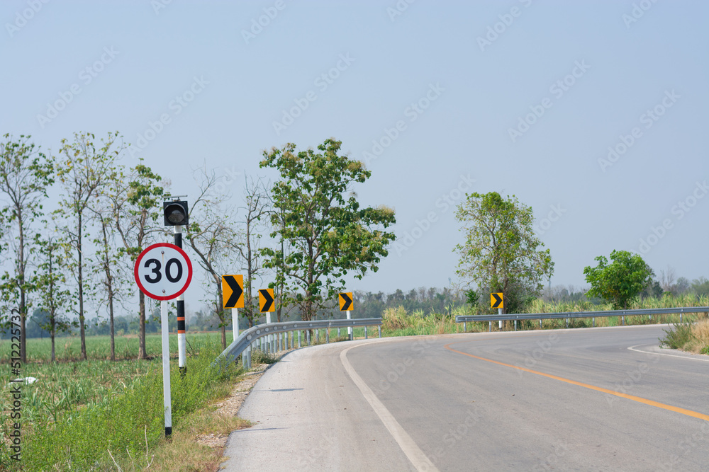 Foto de 30 mph maximum speed limit sign and Curve warning sign on a ...