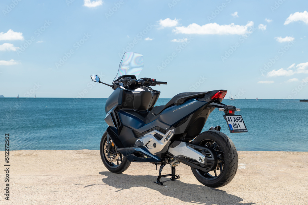 Honda's 750 cc twin-cylinder engine Honda Forza 750 is on the road ...