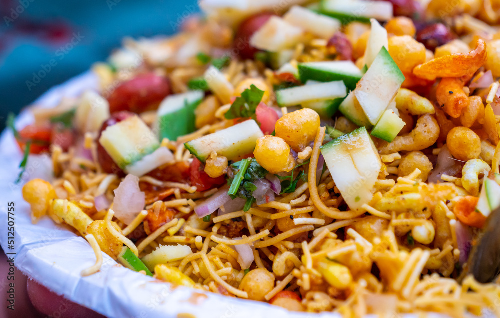 Foto de Bhel puri famous snack from the streets of India do Stock ...