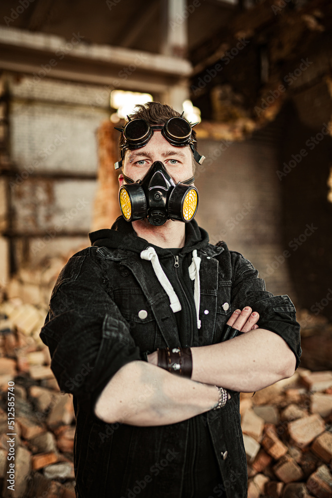 Foto de A brutal guy with an eyebrow piercing in cyberpunk or steampunk ...