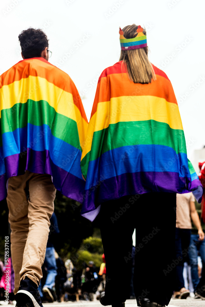 A bandeira arco-íris representa a Comunidade Gay e é associada aos ...