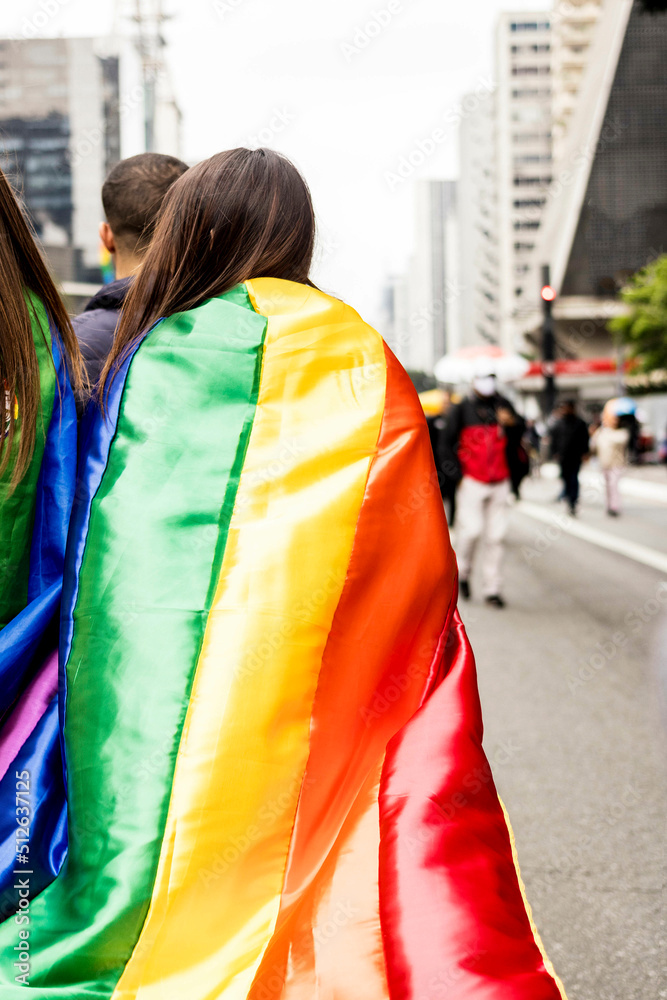 A bandeira arco-íris representa a Comunidade Gay e é associada aos ...