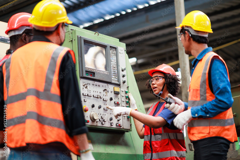 Training trainee concept. Caucasian male engineer explain the procedure ...