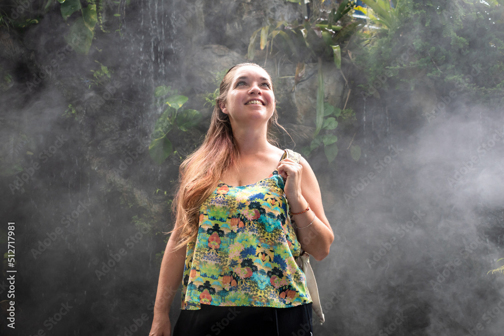 Mujer exploradora sonriendo mientras realiza un tour en la selva Stock ...