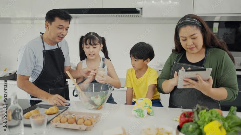 Vidéo Stock Happy family mom dad and kids siblings cooking together ...