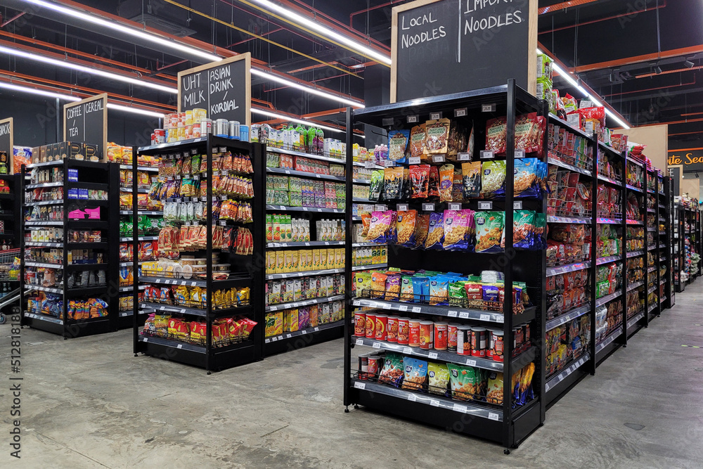 Foto de Selangor, Malaysia - 19 June 2022: Modern grocery store ...