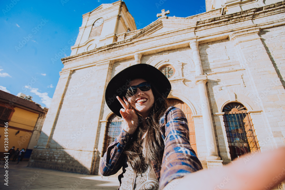 Fotografia do Stock: Selfie de mujer turista que disfruta sus ...