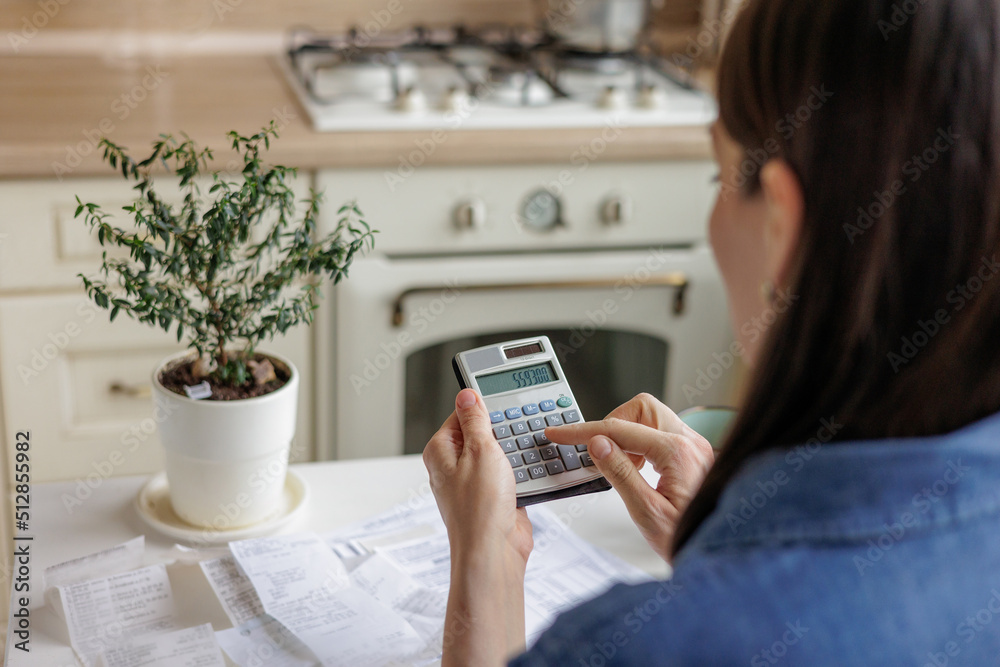 Foto Stock woman pays utility bills and writes checks. a European woman ...