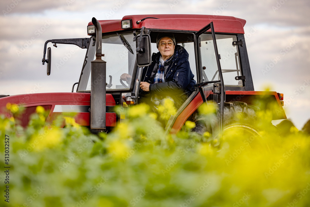 Bauer mit seinem Traktor auf einem Feld Stock Photo | Adobe Stock Bauer mit seinem Traktor auf einem Feld Stock Photo | Adobe Stock