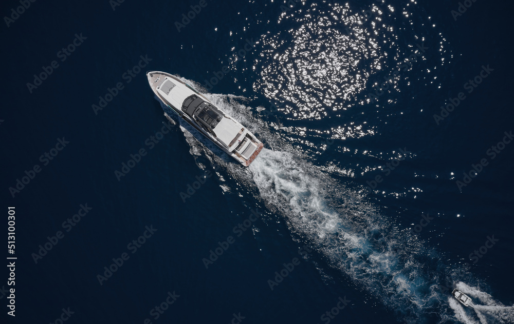 Superyacht is moving fast on the water top view. Oрcean big white yacht ...