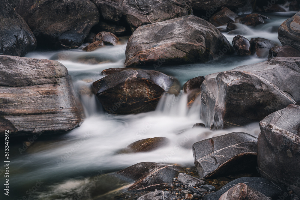 Atmosphärischer Naturhintergrund mit riesigen Steinen im Bergfluss ...