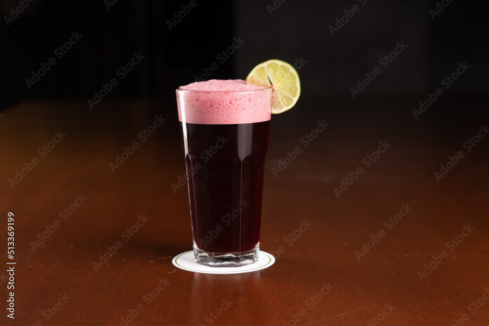 Chicha Morada con fondo negro en una mesa de madera, bebida típica del ...
