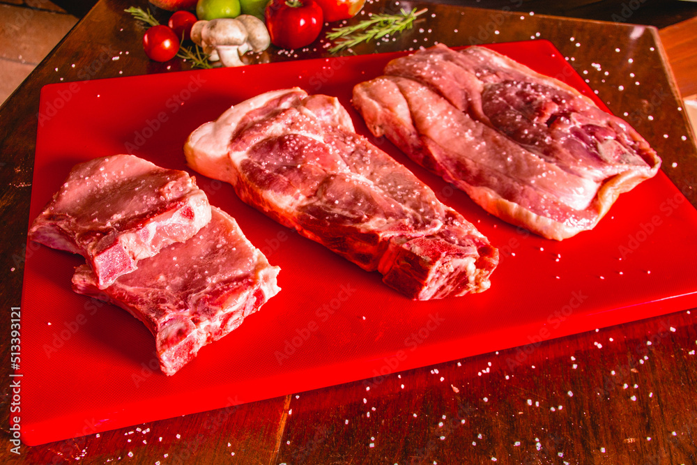 Cortes de carne cruda en la mesa de un restaurante. Stock Photo | Adobe ...