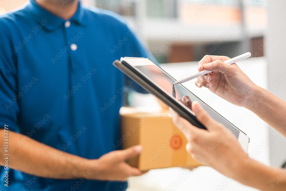Foto de Hand woman signing electronic Signature on tablet for agreement ...
