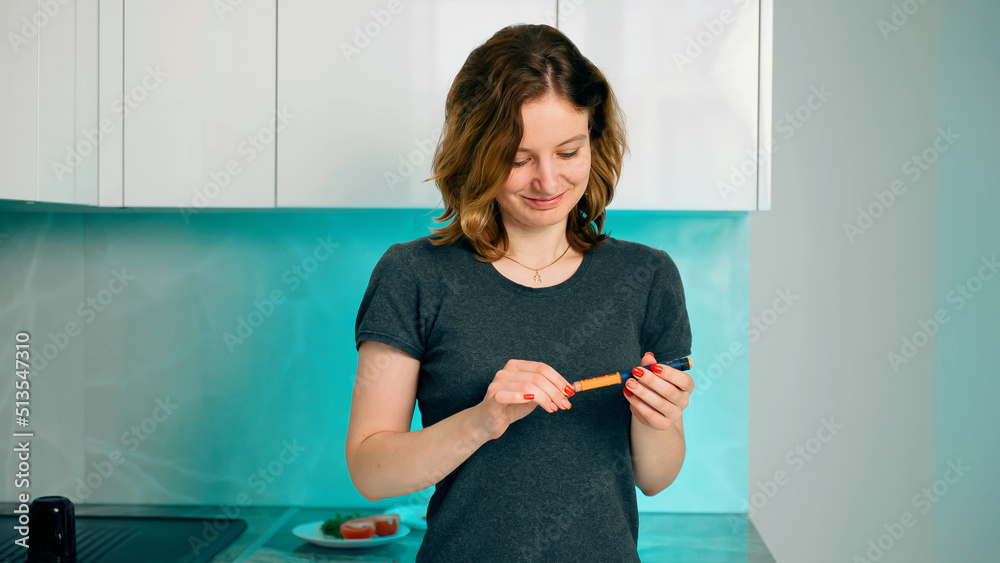 Foto de Woman diabetic is smiling and giving insulin injection into ...