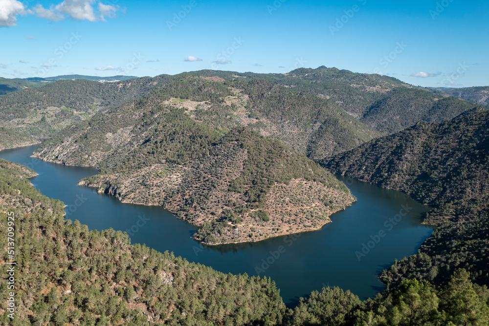 Foto de Vista panorâmica sobre o rio Tua visto a partir do miradouro ...