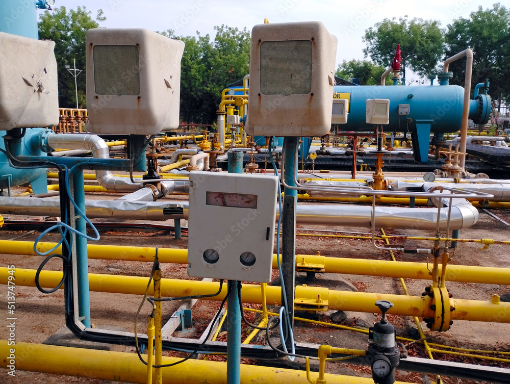 Pneumatic pressure indicating controller with field instrument ...