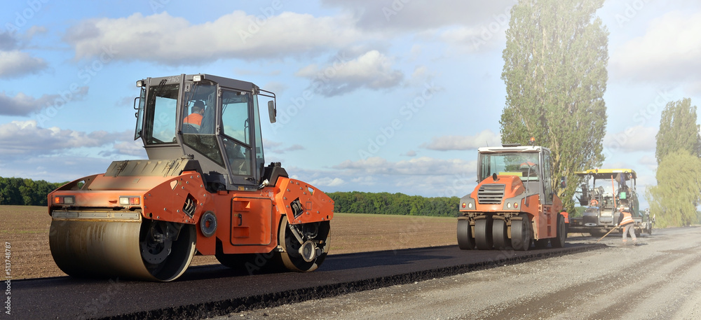 Foto de roller laying fresh asphalt . Road works with excavators ...