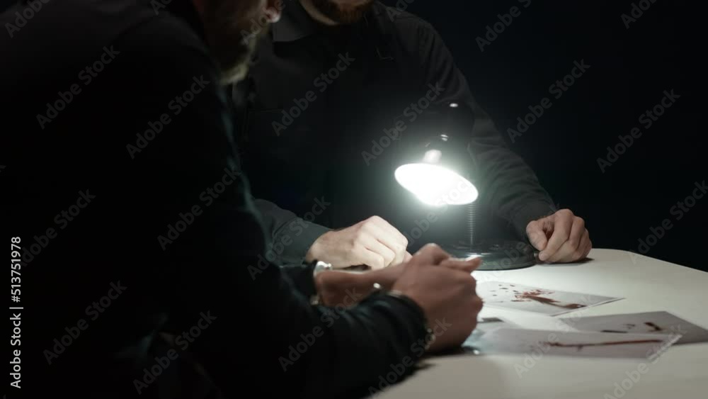 Vidéo Stock FBI agent is sitting next to the criminal in handcuffs ...