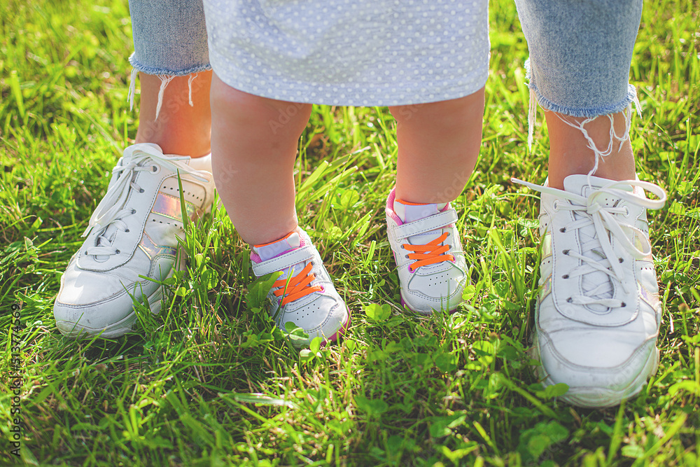 Foto de baby`s first steps. mother`s and infant`s feet closeup picture ...