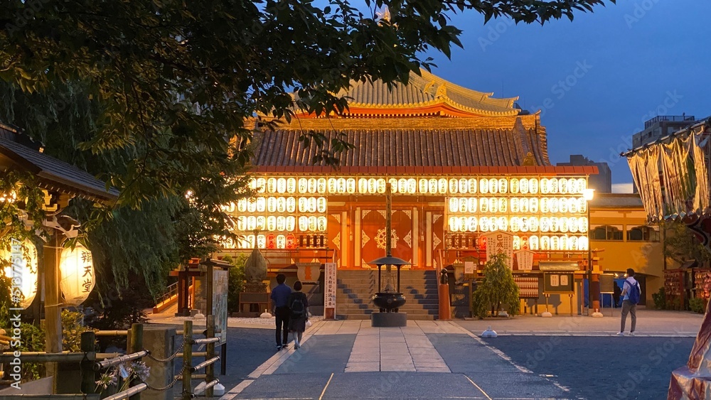 The path to the beautiful Japanese temple at night with Japanese paper ...