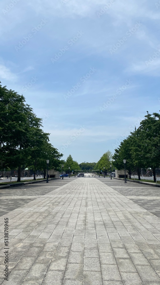 Straight Line of sidewalk path to the Imperial palace of Japan in Tokyo ...