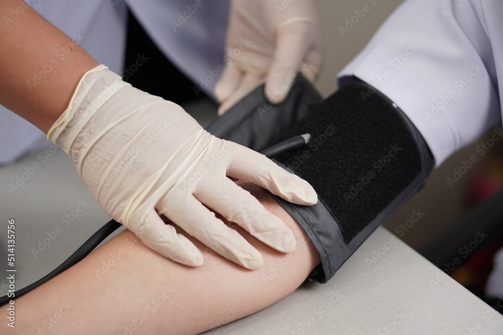 Measuring pressure with a digital gauge, close-up, medical eq P1 Stock ...