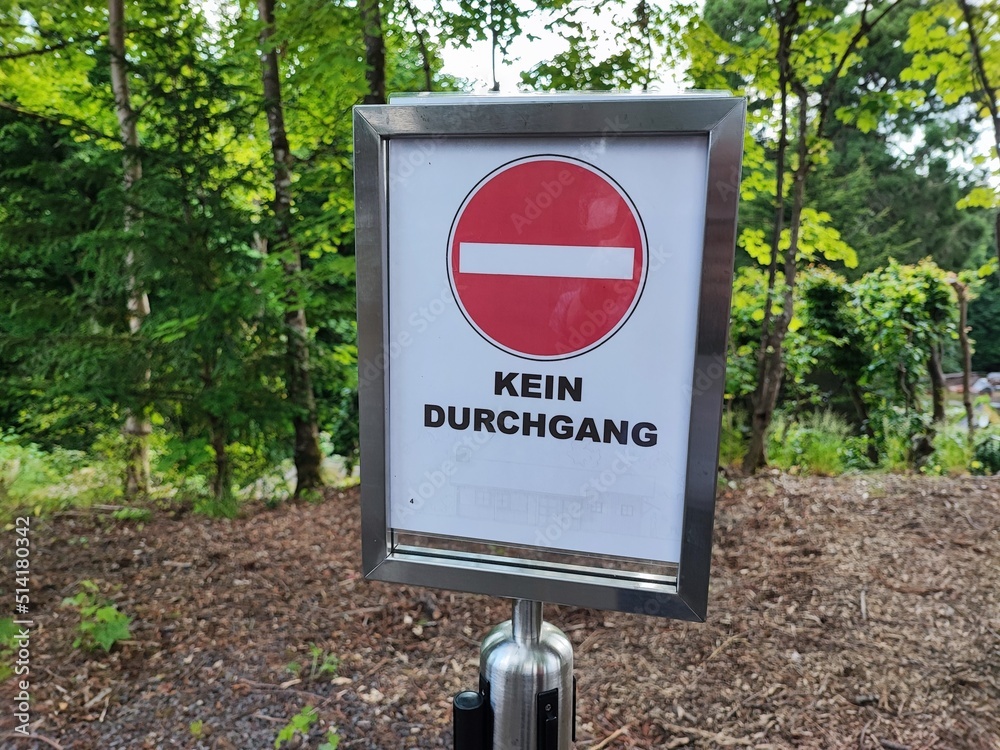 schild im wald kein durchgang weg gesperrt Stock-Foto | Adobe Stock