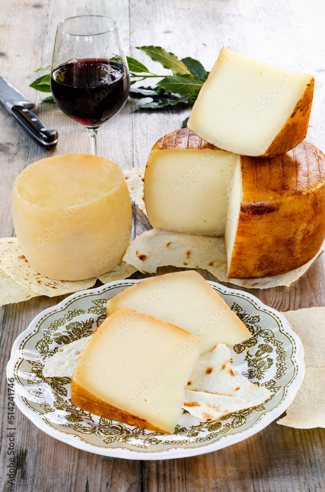 Pecorino sardo, tipico formaggio con latte di pecora, cibo Italiano ...