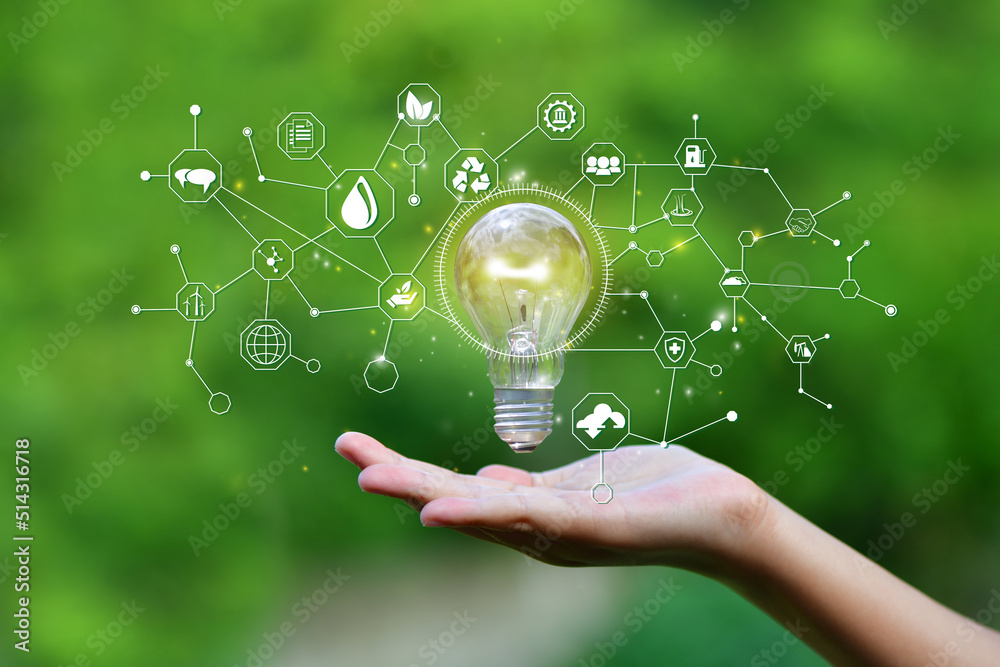 Foto de Hand holding light bulb Hand holding light bulb with ESG icon ...