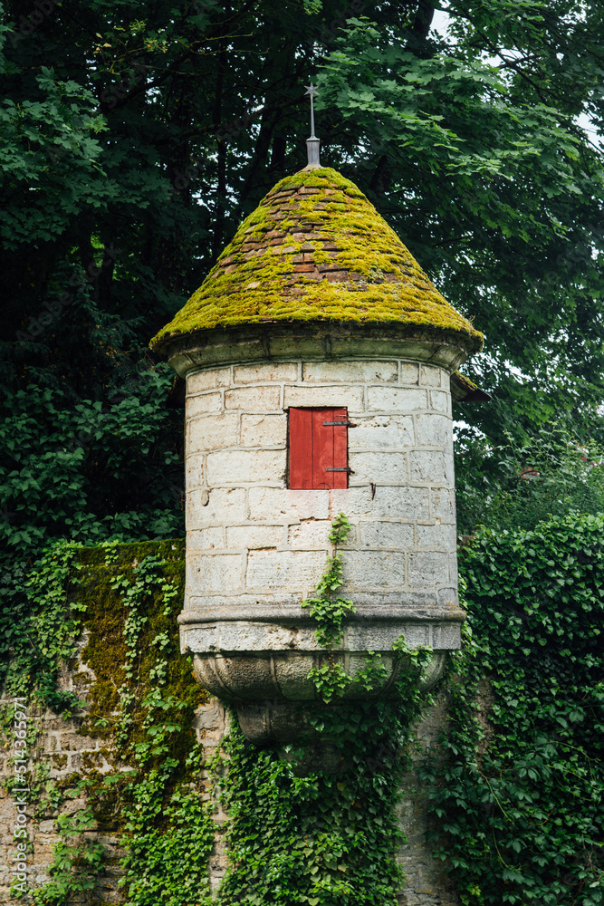 une échauguette sur le rempart de la ville de Beaune. Une petite tour ...