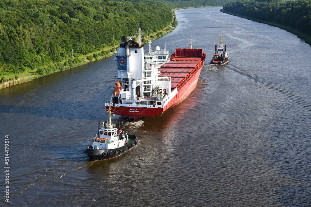 Schlepper ziehen Schiff im Nord-Ostsee-Kanal Stock Photo | Adobe Stock