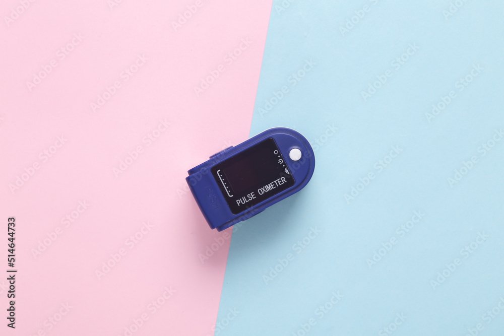 Fotografía Electronic medical device pulse oximeter on a blue-pink ...