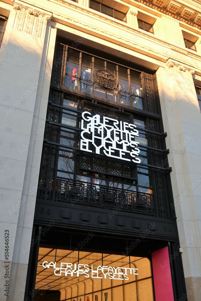 Enseigne du grand magasin des Galeries Lafayette sur l’avenue des ...