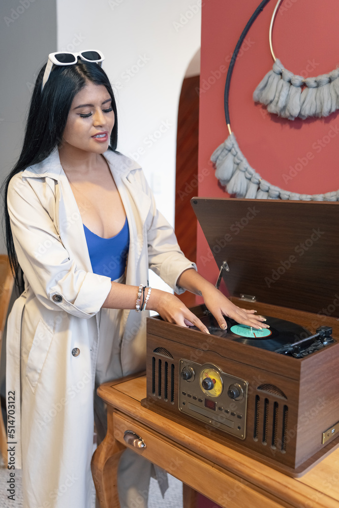 Fotografia do Stock: beautiful young woman using vintage turntable with ...