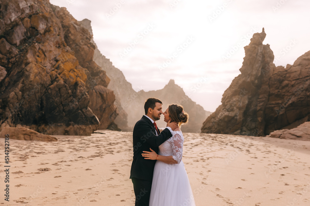 profile of newlyweds want to kiss on the backdrop of high cliffs Stock ...