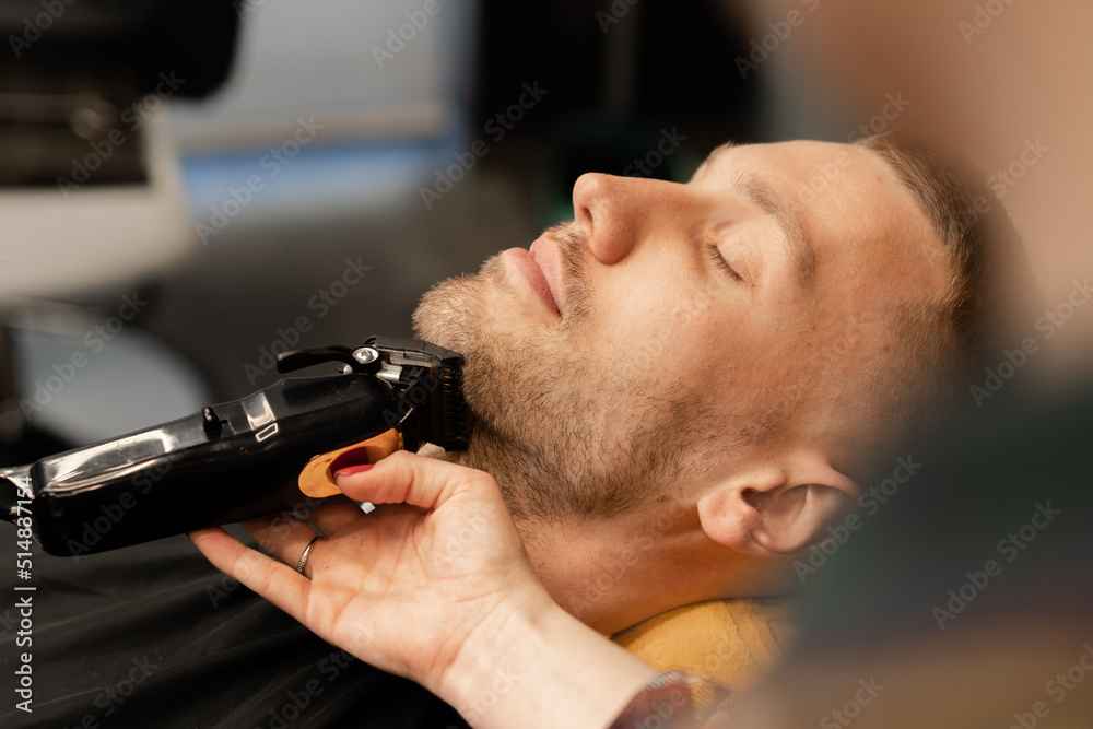 Barbershop, close-up: woman barber shaves mans beard with a razor Stock ...