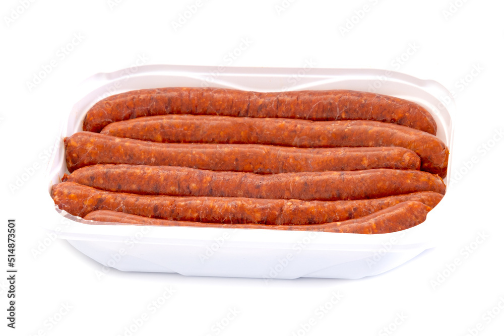 gros plan de saucisses et merguez crues isolés sur un fond blanc Stock Photo | Adobe Stock