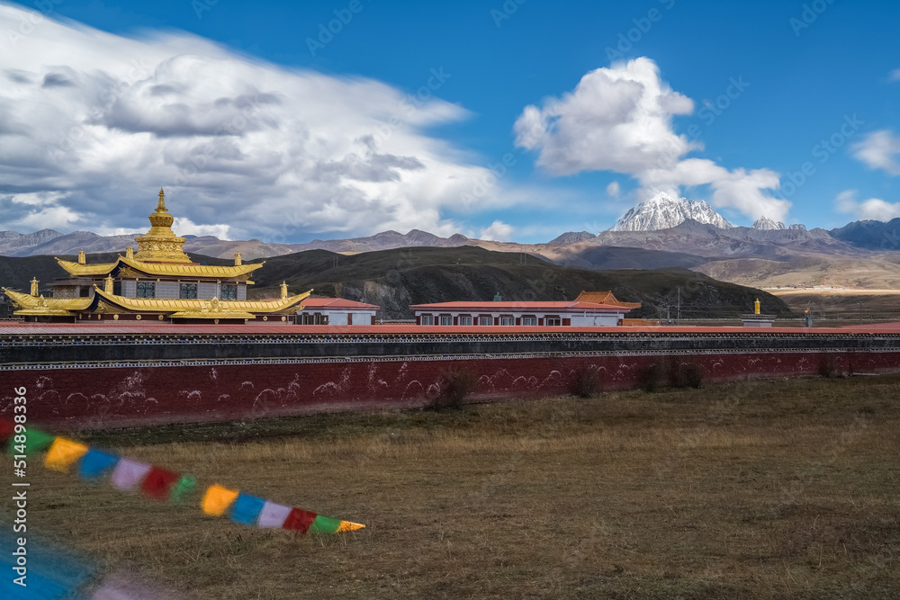 Beautiful scenery of temples, grasslands, snow mountains and plateaus ...