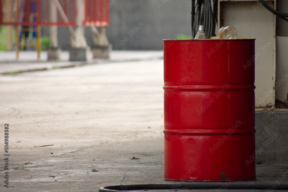 Foto de The metal oil drum for containing old and used lubricants. It ...