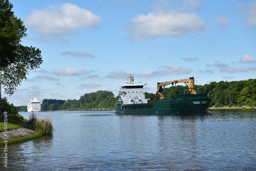 Foto de Frachtschiff und Kreuzfahrtschiff im Nord-Ostsee-Kanal do Stock | Adobe Stock