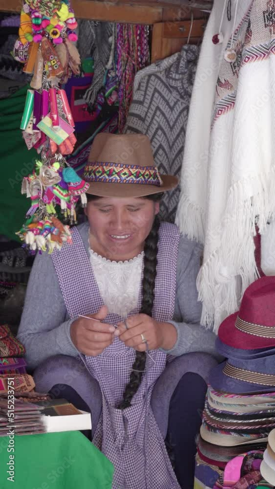 Traditional woman (cholita) weaving in the Recoleta market, Sucre Stock ...